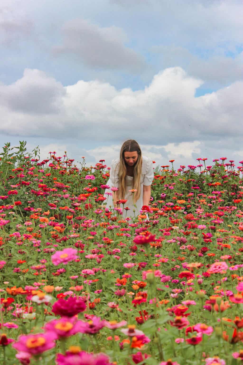 How to Pose with Flowers: 17 Poses for Beautiful Photos - Rachel's ...