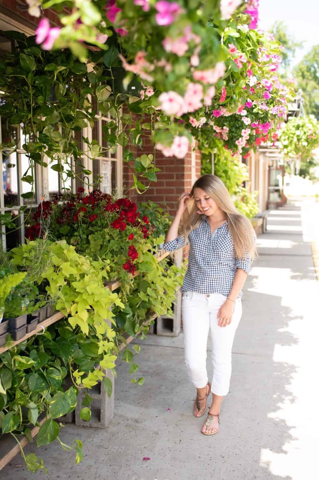 How to Pose with Flowers: 17 Poses for Beautiful Photos - Rachel's ...
