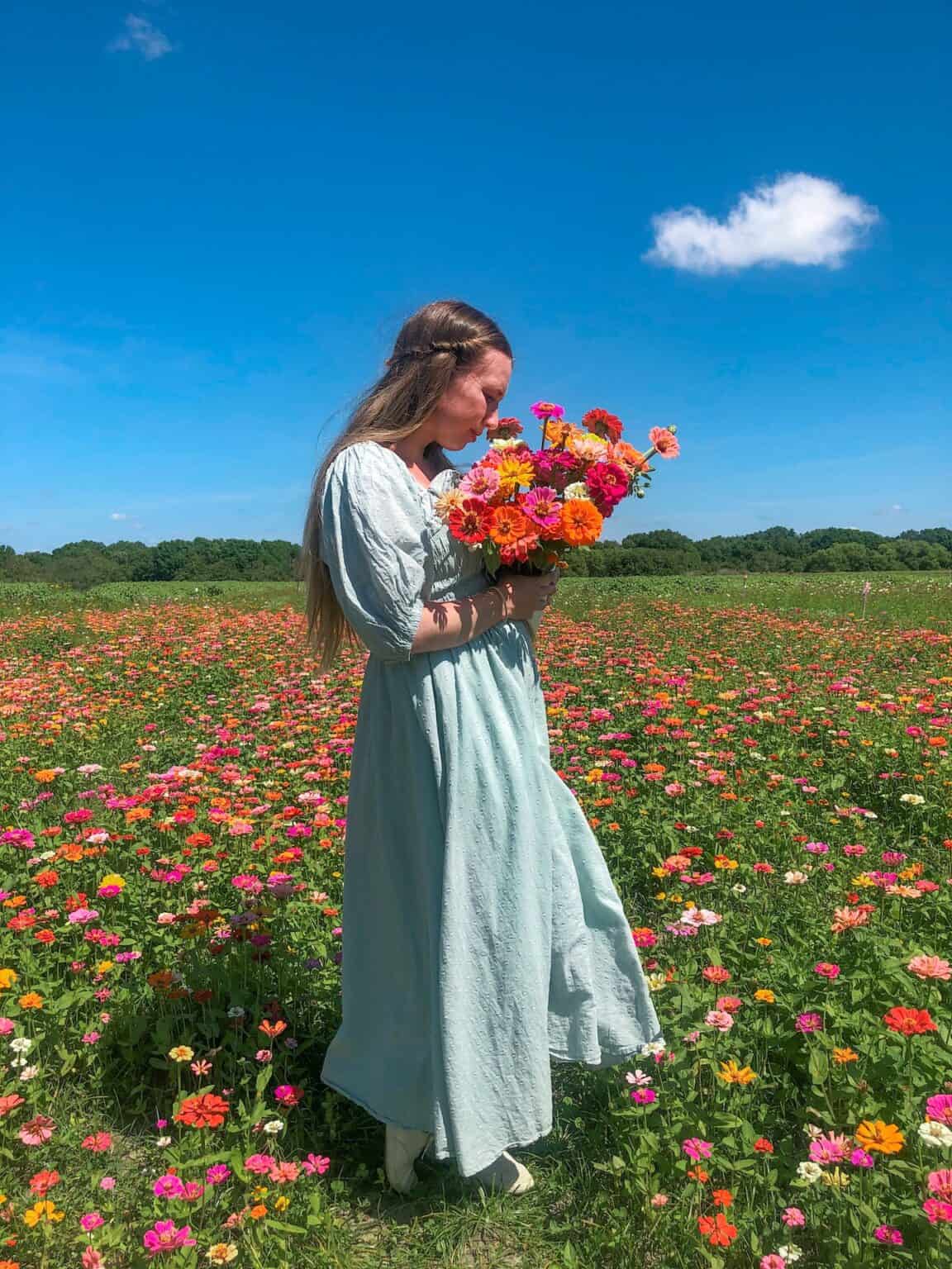 How to Pose with Flowers: 17 Poses for Beautiful Photos - Rachel's ...