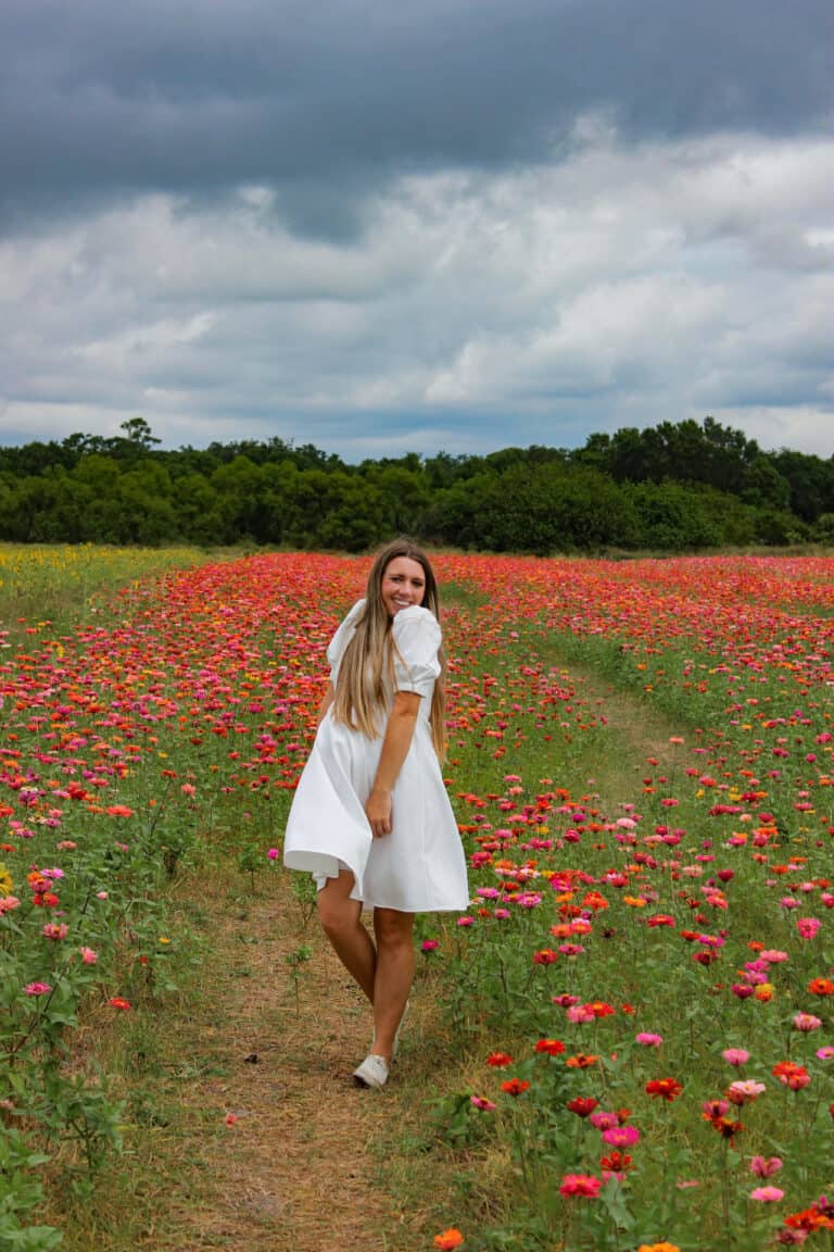 How to Pose with Flowers: 17 Poses for Beautiful Photos - Rachel's ...